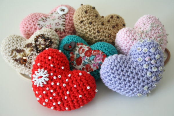 Crochet heart pattern | No-sew little amigurumi heart | lilleliis