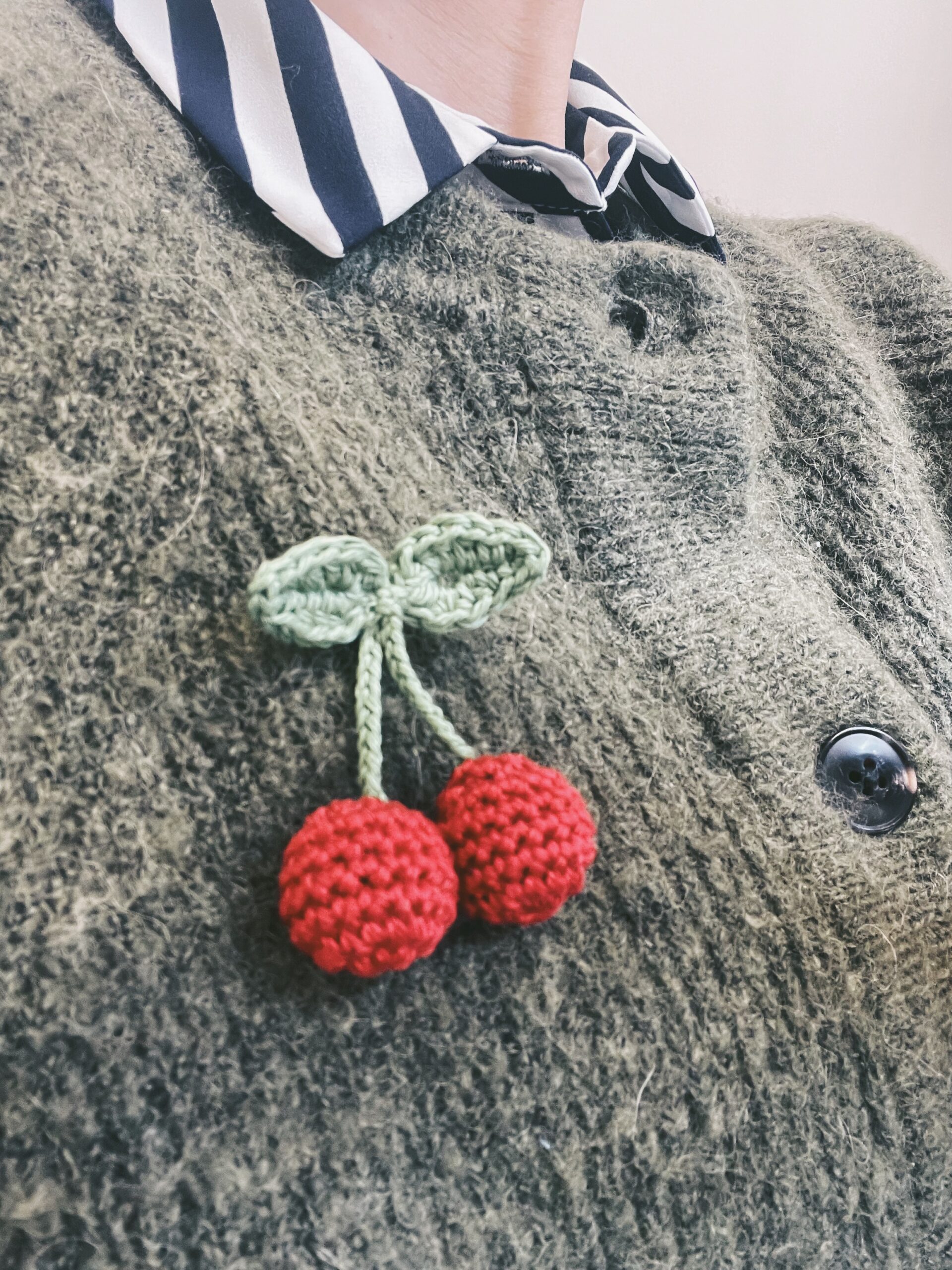 Crochet Kawaii Cherry Brooch | DIY crochet accessories | lilleliis